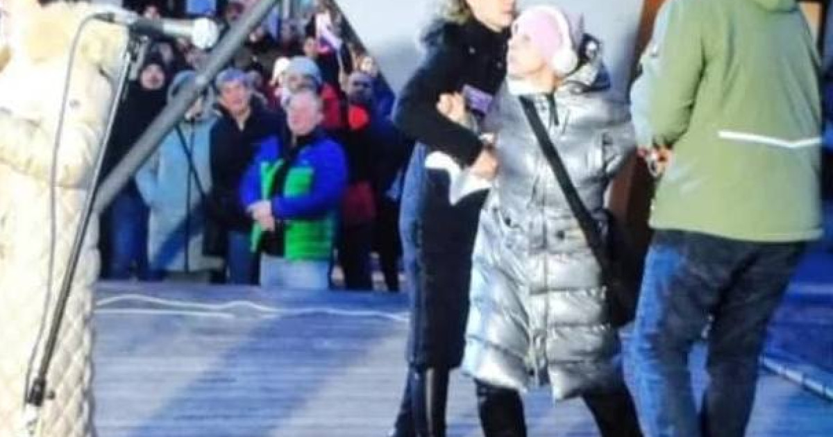 VIDEO! Herečka Ingrid Hanzelová „odvláčená“ z pódia na proteste v ...