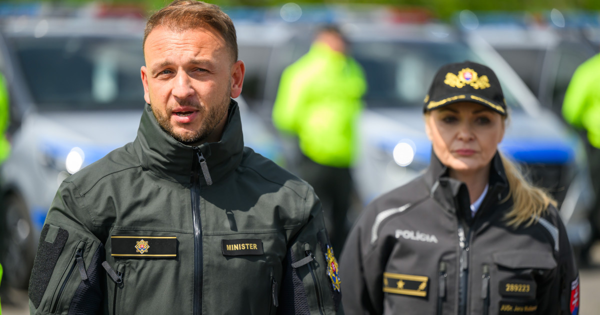 Boom v polícii: Ľudia počúvajú Šutaja Eštoka, Mikulca ignorovali ...