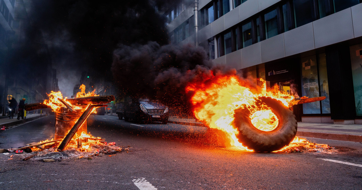 AKTUÁLNE VIDEO: Brusel sa RÚCA POD TLAKOM farmárov! Otvorený konfliktu s EÚ | Hlavný Denník