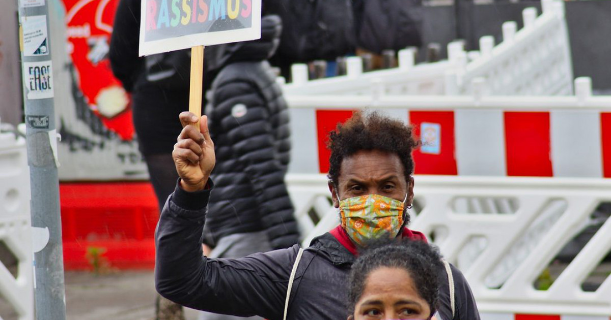 Ako sa ignoruje súvislosť medzi rasizmom a Covidom (Ciaran Thapar ...