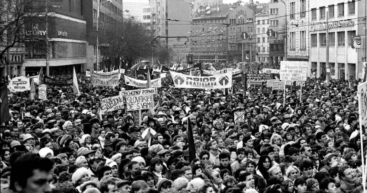 Pred 33 rokmi sa začala Nežná revolúcia | Hlavný Denník
