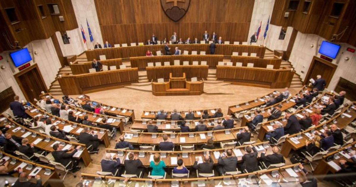 Prieskum: ZOBUDIA SA KONEČNE? Najmenej dôveryhodnými inštitúciami sú ...