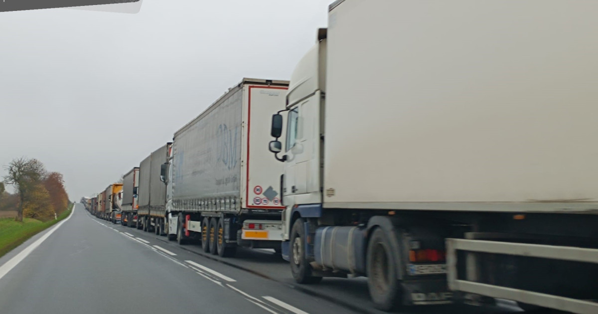 VAROVANIE Na východnej hranici sa tiahne niekoľko kilometrov dlhá ...