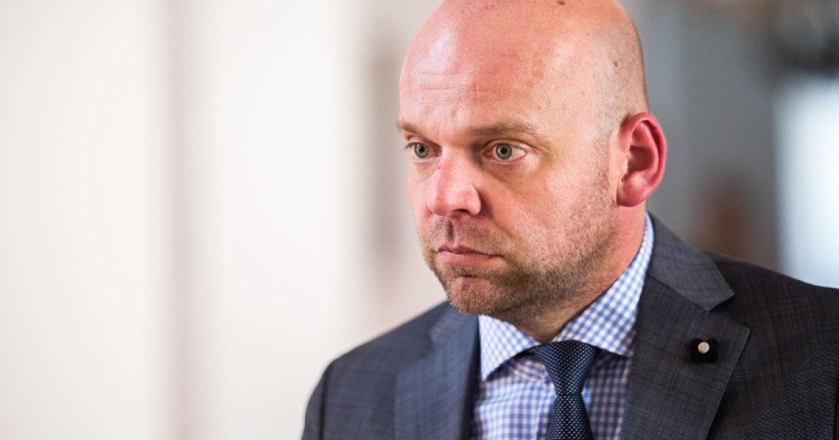 Dírer si ďalšie dva týždne bude hrýzť nechtíky, monológ predviedol aj o ...