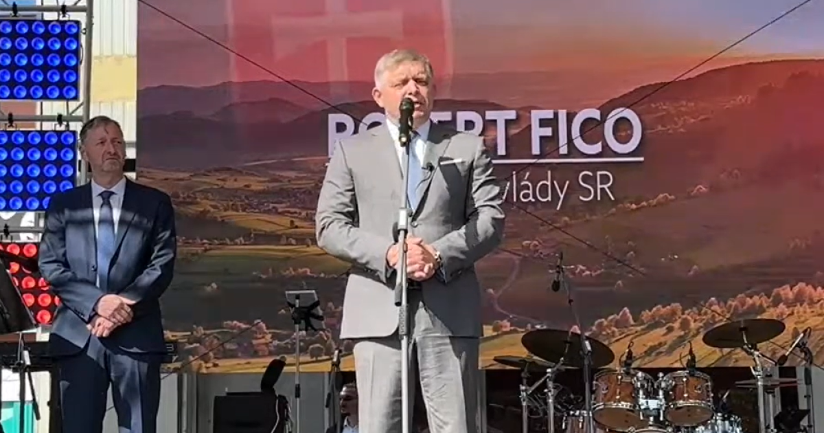 Robert Fico v Bánovciach pri stavaní mája (VIDEO) | Hlavný Denník
