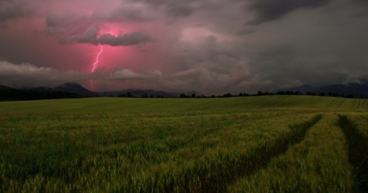 Slovensko zasiahlo extrémne počasie! Búrky, krúpy a silné lejaky ...