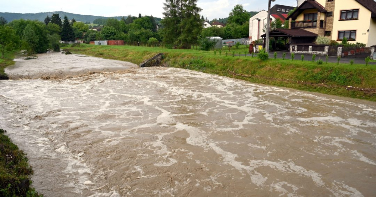 SHMÚ vydal výstrahu pred povodňami v niektorých oblastiach Slovenska | Hlavný Denník