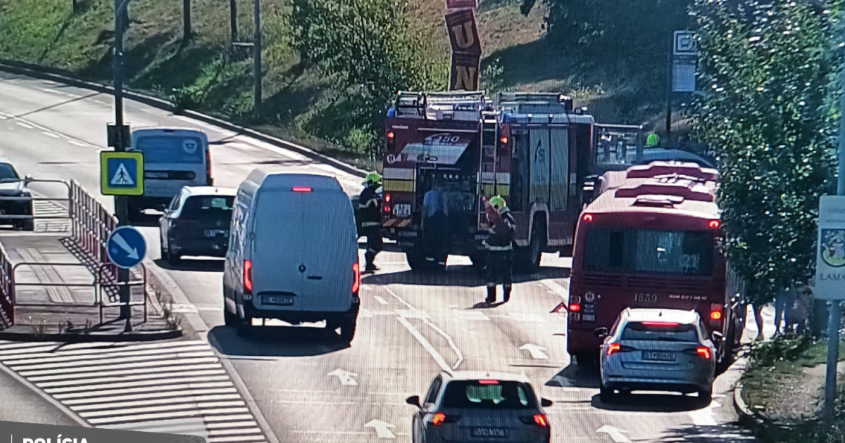 AKTUÁLNE: DRÁMA V LAMAČI! Auto vrazilo do zastávky MHD! | Hlavný Denník